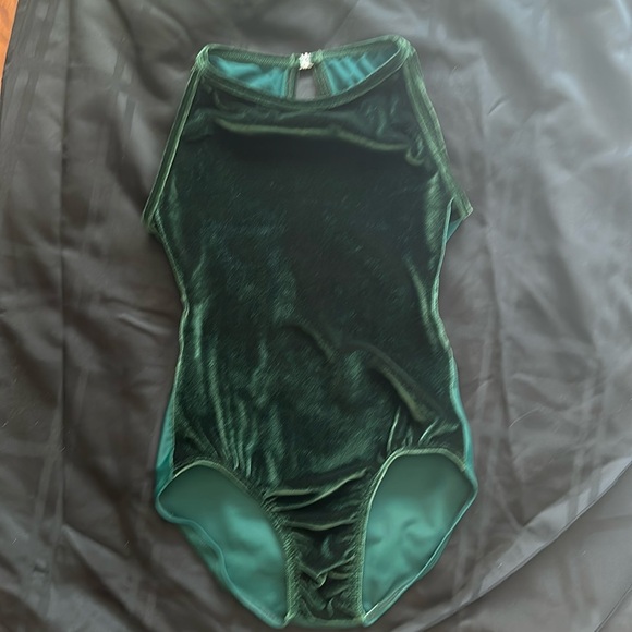 Suffolk | Other | Suffolk Emerald Green Velvet Jewel Neck Leo With Mesh ...